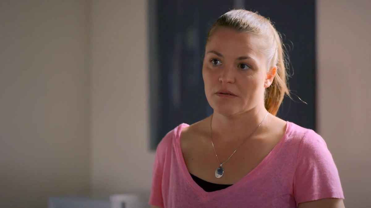 „Unter uns” am 09.08.24 im TV: Nadine begegnet einem Mann aus ihrer Vergangenheit